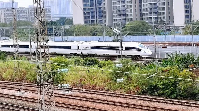 CRH3C型高速动车从广州北经过