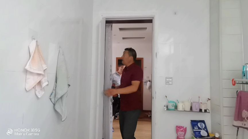 今天换装了一个,卫生间门,装的不怎么好看以前保的门套小了