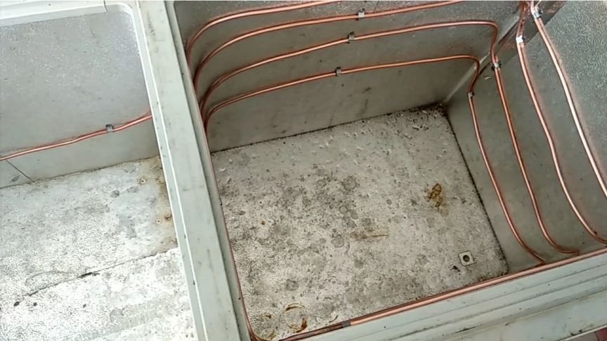 冰柜內漏直接盘管,穿管应做好堵头防止杂物进入系统。