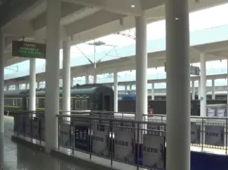 5537次列车离开玉林站,K230次列车到达玉林站