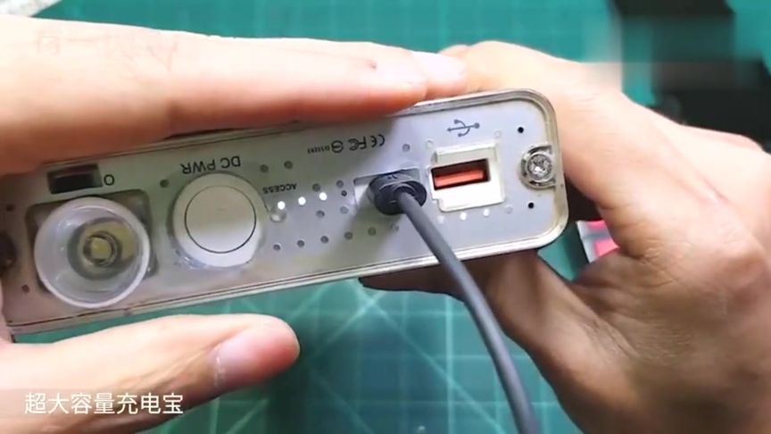老外用苹果电脑旧电池自制50000毫安快充充电宝,不怕短路?