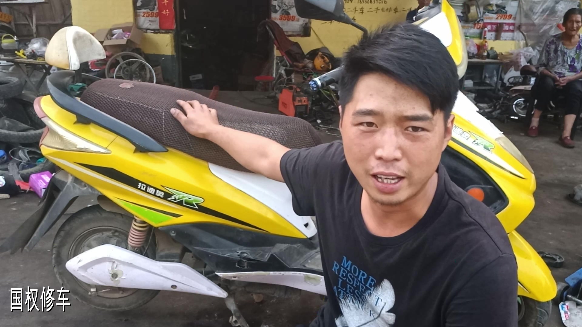 电动车座位经常不好锁;怎么办?师傅教你一招,2滴机油就可搞定