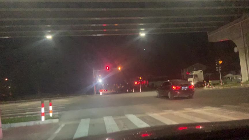 左转然后直行是红灯算闯红灯吗
