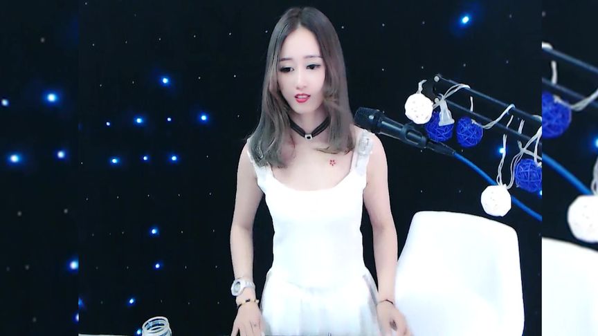 DJ女生倾情演绎，热辣舞姿带动全场热情，你确定要错过么