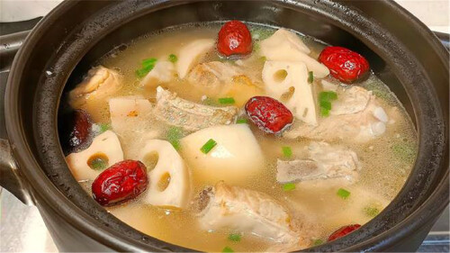 炖排骨莲藕汤,直接下锅炖是大错,教你一招,汤鲜味美营养又好喝