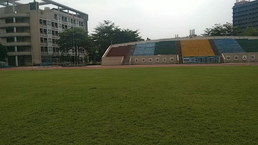 大家晚上好!今天了!给大家看一下,我们学校的跑道和实训楼车间