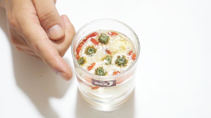 菊花和枸杞一起泡水,这个作用厉害了,解决了很多人的烦恼,超赞