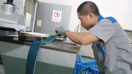 ...带与接驳同步带区别无缝带:模具加工成环形接驳带:开口带打齿交叉,...