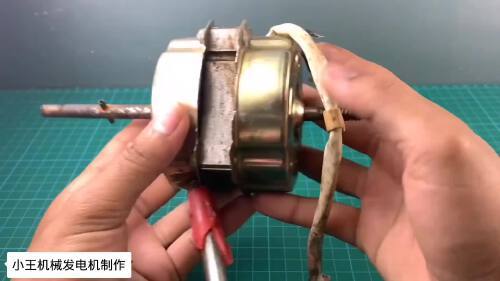 发电机改装新方法加上变压器以后轻轻一转就能输出220伏的电压