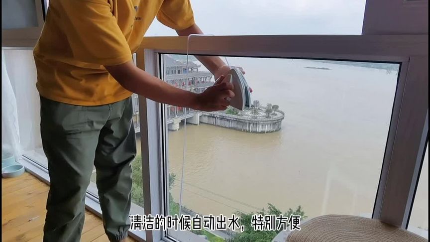 终于找到一款满意的擦玻璃器,可以加水和清洁剂,自动出水