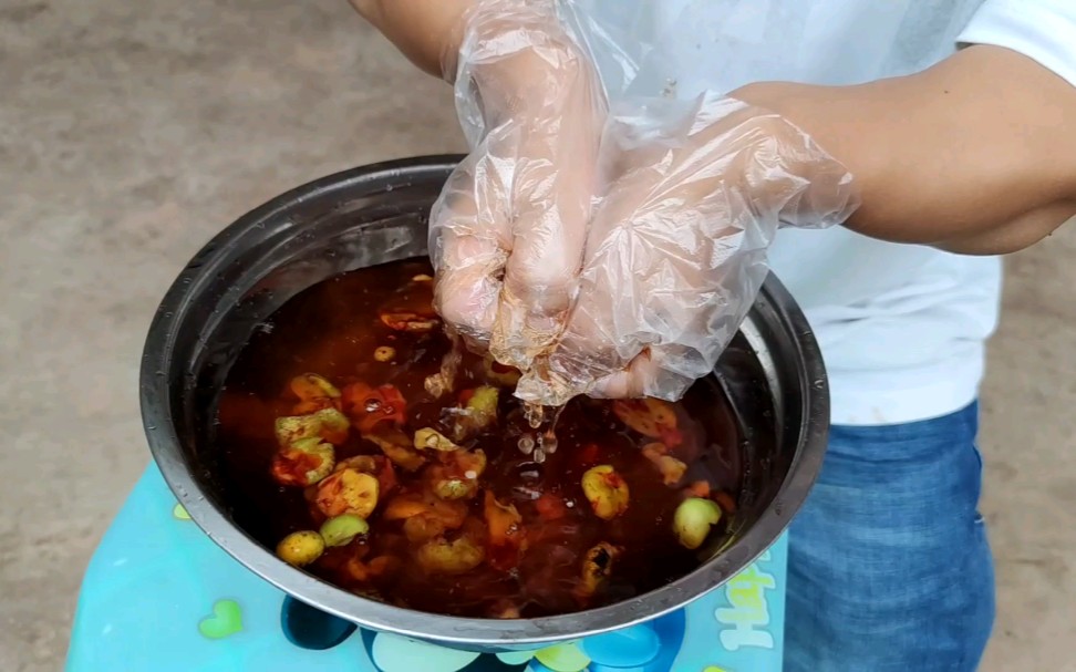 院子里掉了好多野枇杷,做一碗四川冰粉,纯天然的老方法