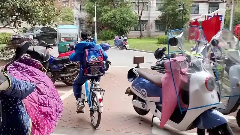 大学新生追求便捷欲购电动车,家长考虑经济建议买二手遭拒