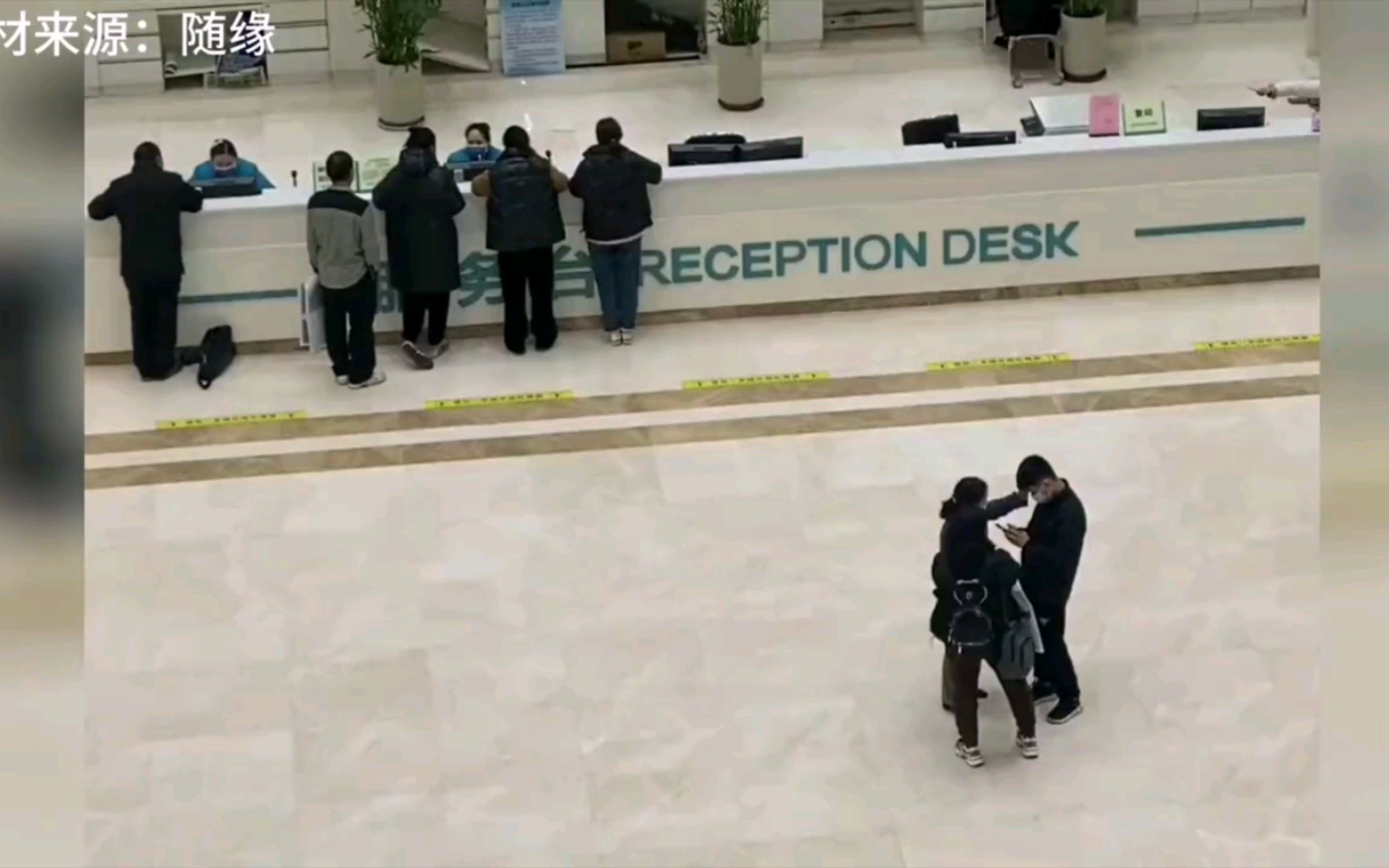 女子手持棍棒打砸人工智能机器人,网友:向人工智能宣战的人类