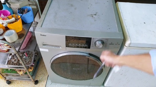 美的滚筒洗衣机显示乱码打不开电源怎么办?