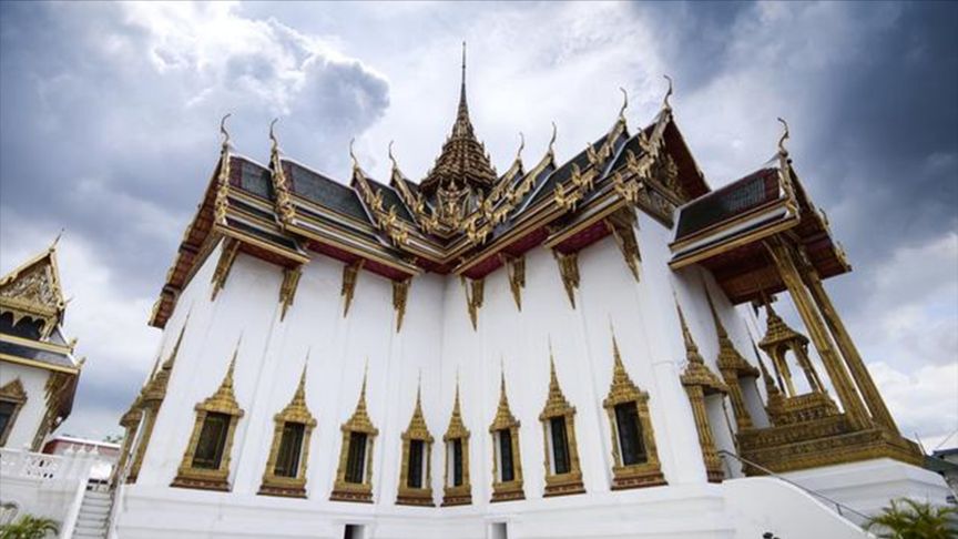 当今王室都没有实权?大错特错,看看泰国王室的地位有多尊崇吧!