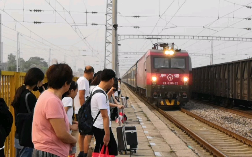 【司机鸣笛示友好】T56次列车 沙河市站2站台停车