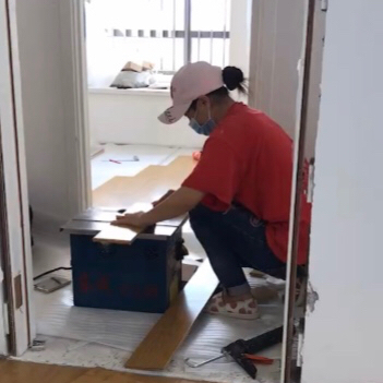 跟她去装木地板 