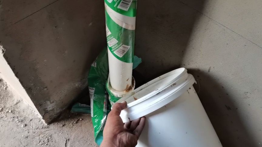 厨房下水管堵了,一楼屋里泡了,700元换了一根下水主管道。