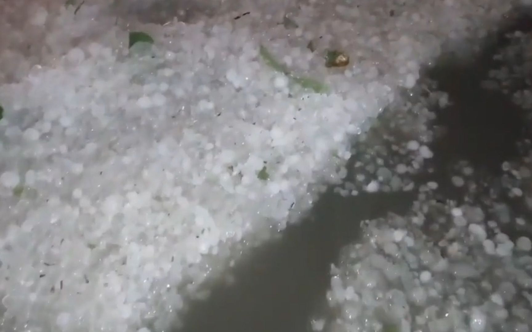 四川青川突降冰雹、雷阵雨,冰珠堆积整条街 市民大喊:车子砸坏咯!