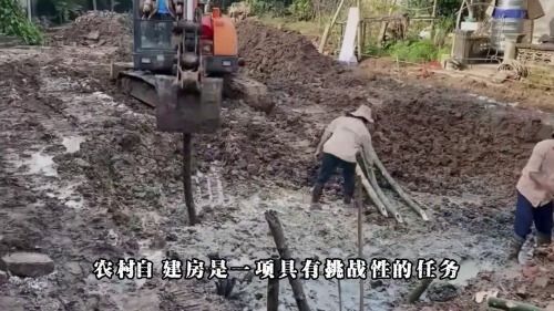 农村自建二层小楼房,地基全用钢筋混凝土结构,钢筋绑得密密麻麻