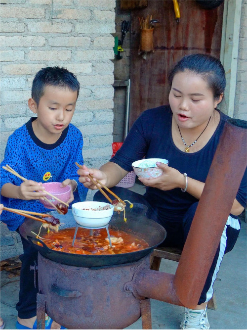 梅子秘制酸汤脆皮猪脚,贵州特色风味美食
