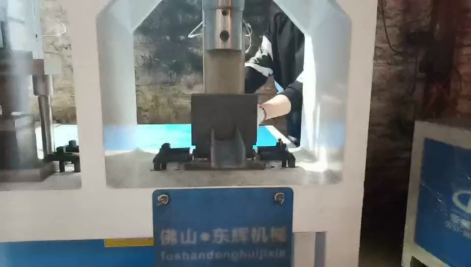 槽钢冲断 c型钢切断 槽钢下料 u型管下料 冲剪机 槽钢错段