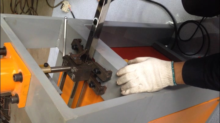 液压冲孔模具安装视频 不锈钢冲孔机调试 防盗网打孔机模具安装