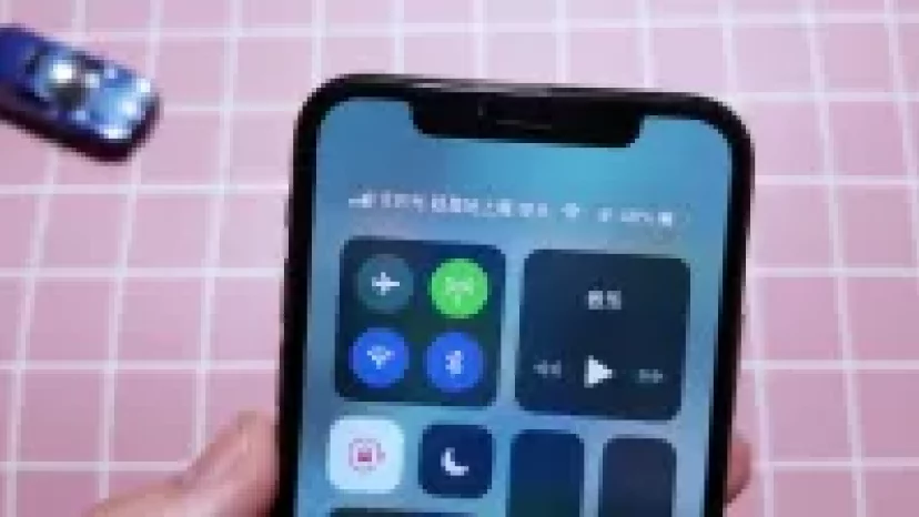 把iPhone的运营商改成滚动字幕,这效果太酷了!