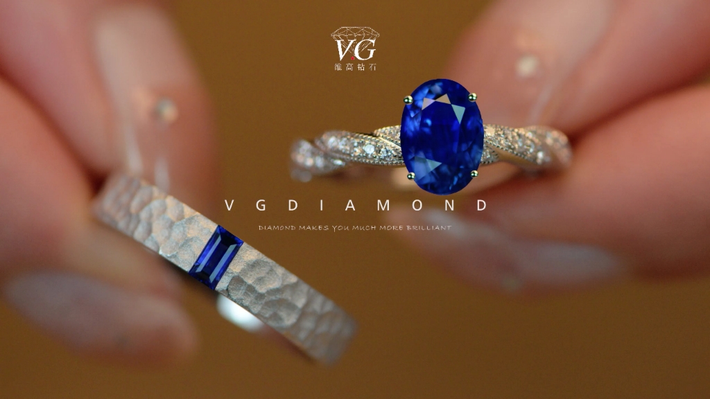 1.5克拉蓝宝女戒,锤纹男戒,两全其美女戒:18K金,1.5克拉蓝宝石,矢车菊...