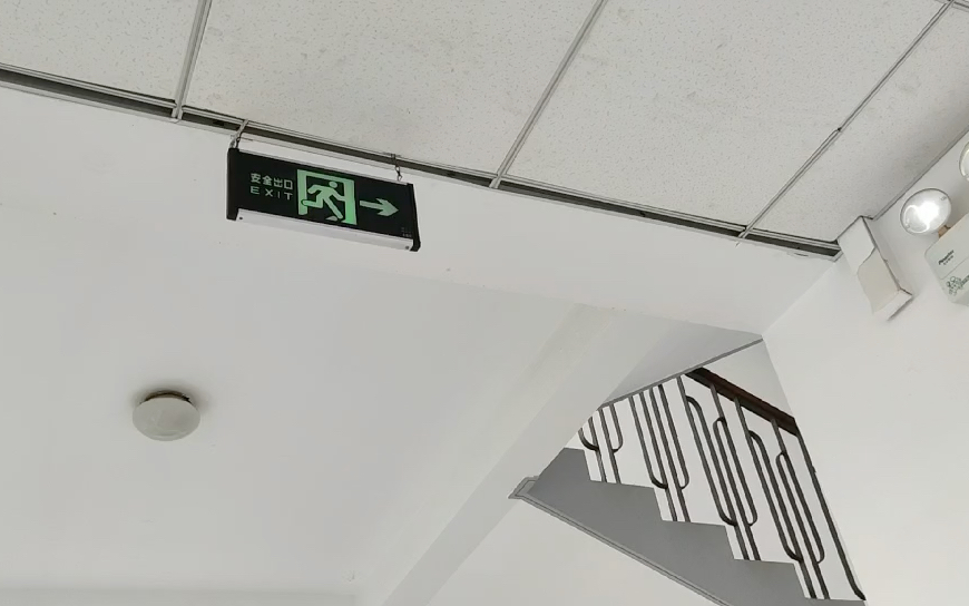 应急照明灯和疏散指示标志被开关控制且互相干扰