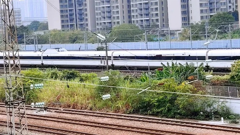 CRH380A型动车组从广州北经过