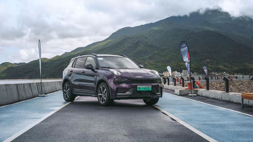 试驾领克01插电混动版,内饰精致换挡顺滑,百公里加速仅7.3秒