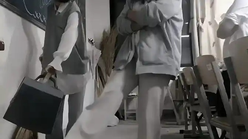 女孩厕所内被殴打逼迫下跪!校园暴力何时休