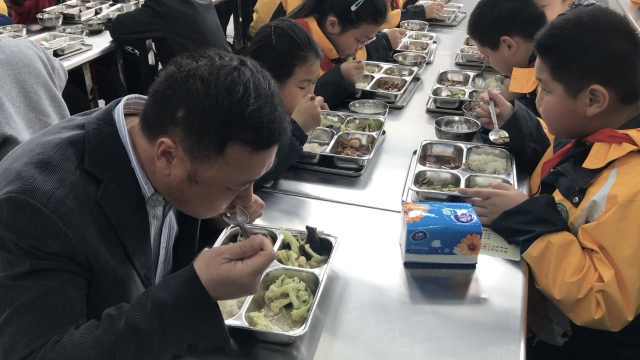 小学校长食堂陪餐3年,学生:很幸福