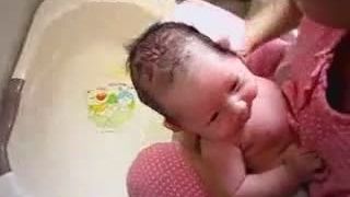 宝宝出生第26天,给月子里宝宝洗澡全过程