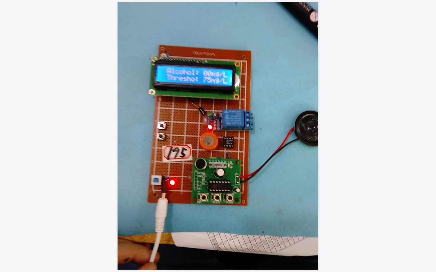 基于51单片机车载酒精浓度检测报警系统防酒驾安全驾驶控制系统吹气...