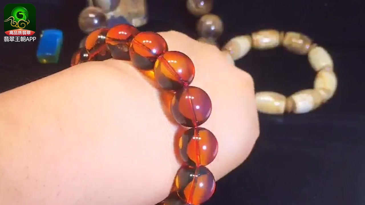 翡翠王朝琥珀讲解血珀手串蓝血鹤顶红肉质通透饱满起光泽