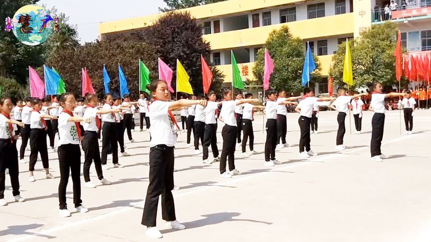 小学生武术操表演《旭日东升》动作整齐,有力