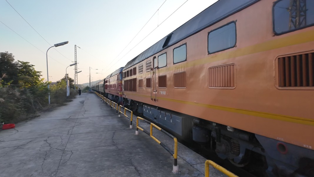 双机橘客!广铁怀段DF4B 2315和2524担当k576次列车李家冲站幺道...