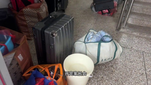 孩子们放假了,去学校开家长会