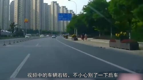 路怒症开车真可怕,白车故意别车,最后撞到一起