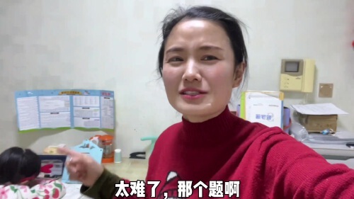 三年级真是道坎,杨可数学错题一大堆,一擦一个洞,多亏妈妈帮她