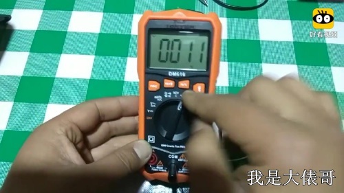 电工知识:万用表原来还可以测温度啊,大俵哥捏了一下25度