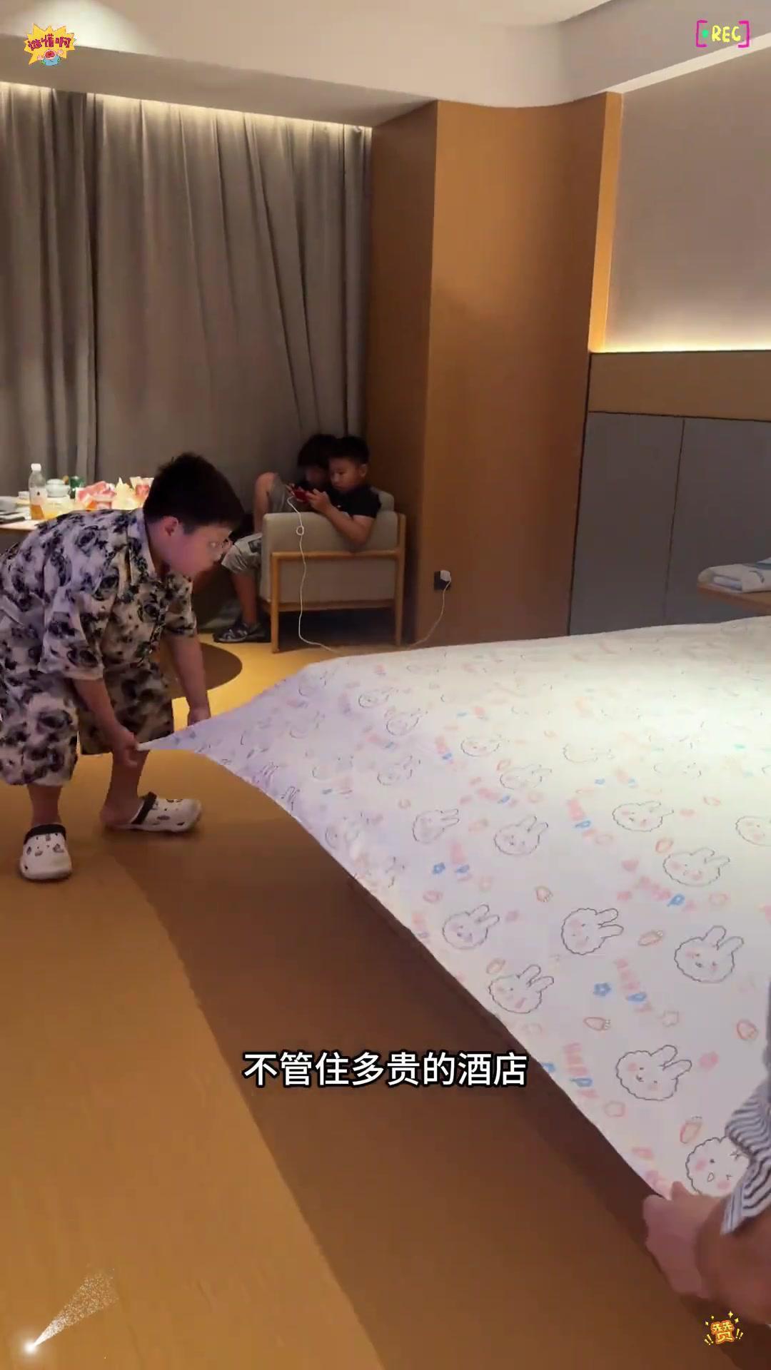 假期带孩子出门旅行必带的#一次性床单被套不仅干净卫生,还是压缩...