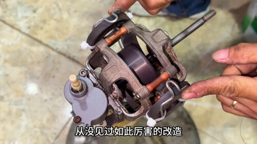 小伙竟然将废旧风扇起死回生不插电就可以转动起来,真是太神奇了