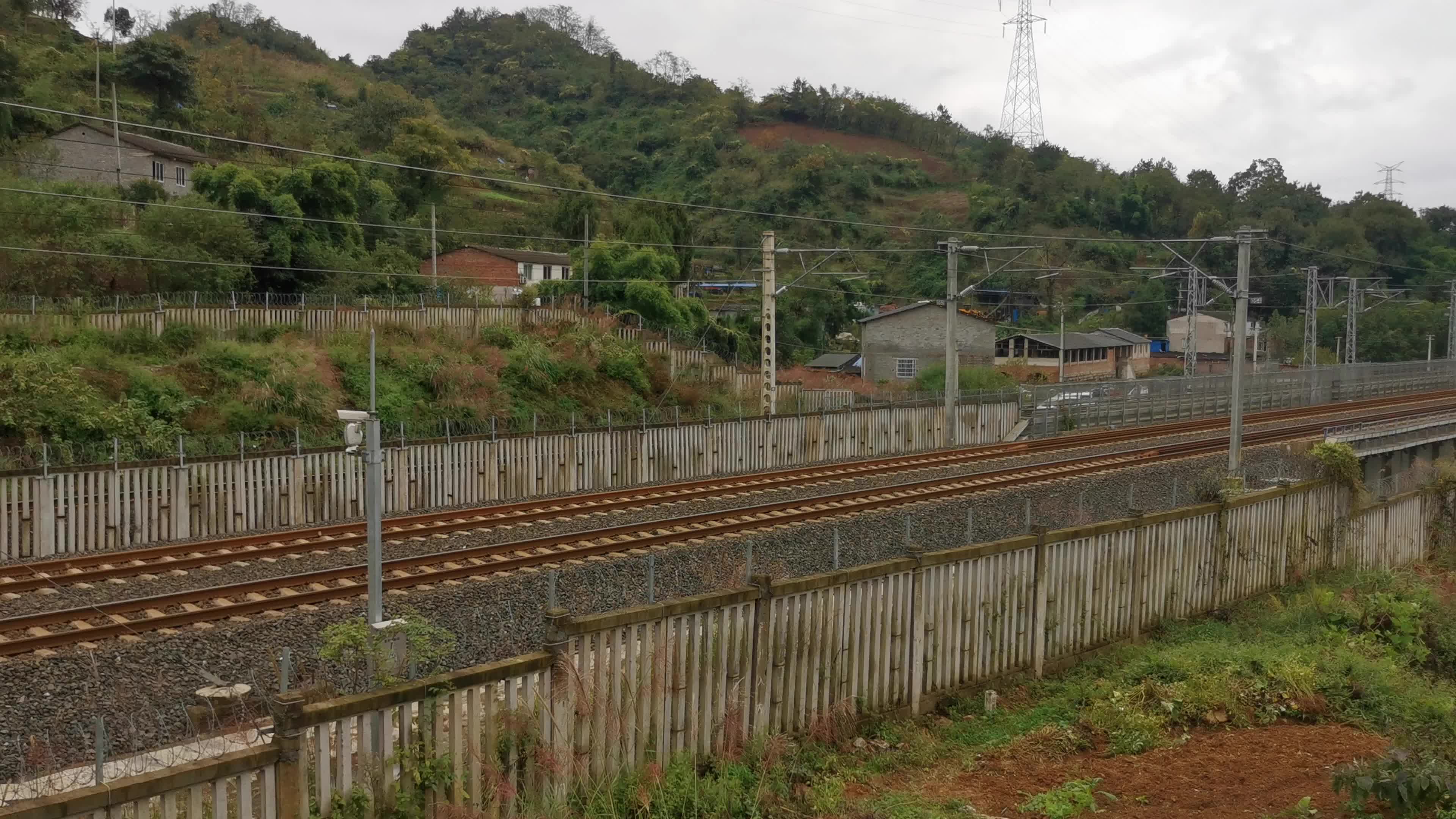 C6017次(成都东站-成都东站)本务成都动车段CRH3A3103使出遵义站...