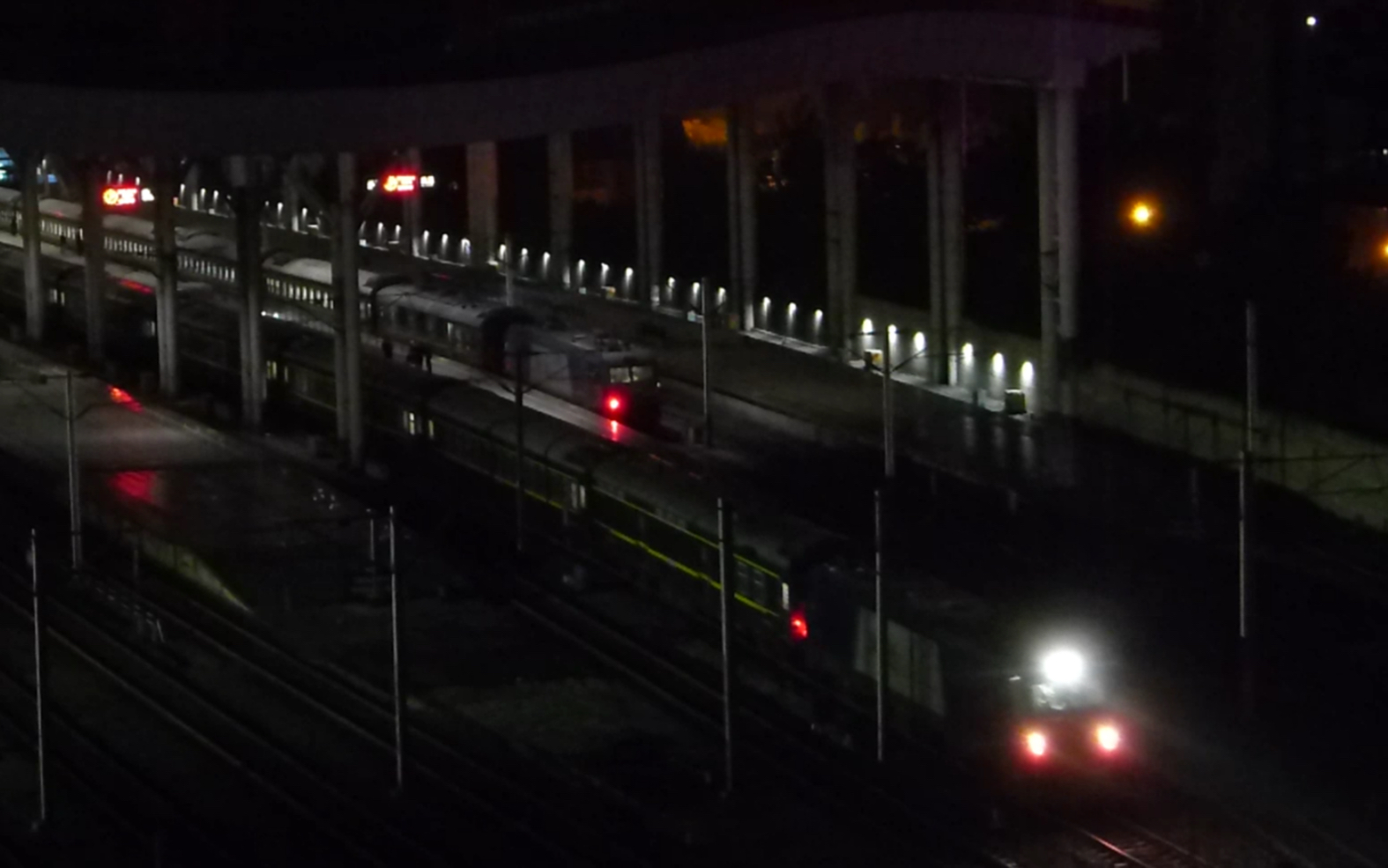 HXD3C牵引K1627次开出武昌火车站