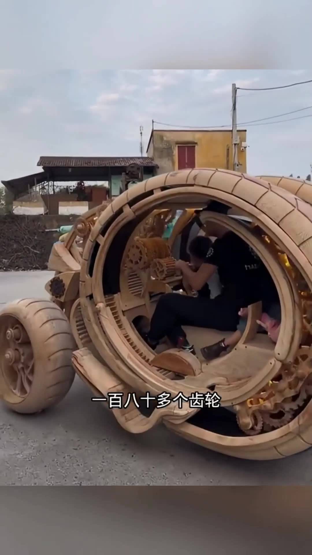 小伙用木头打造的车,不烧油不烧电看着很不错