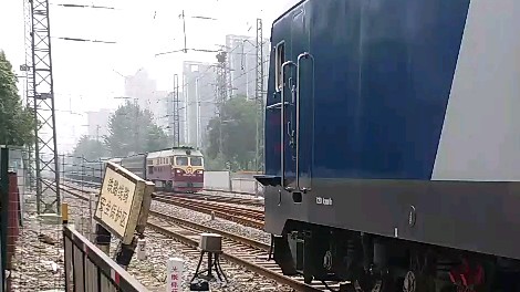 【中国铁路】广南道口绿皮车6438与K1071会车