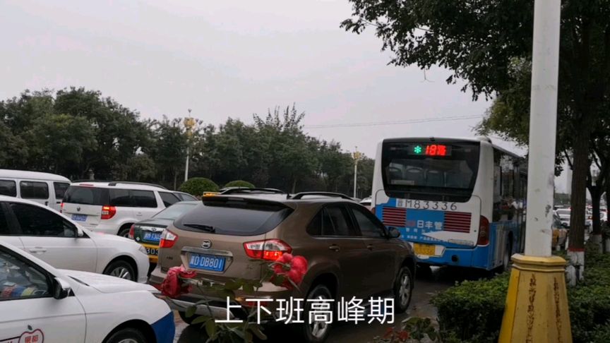 堵车是暂时!有关部门正在积极解决。请自觉遵守交通规则